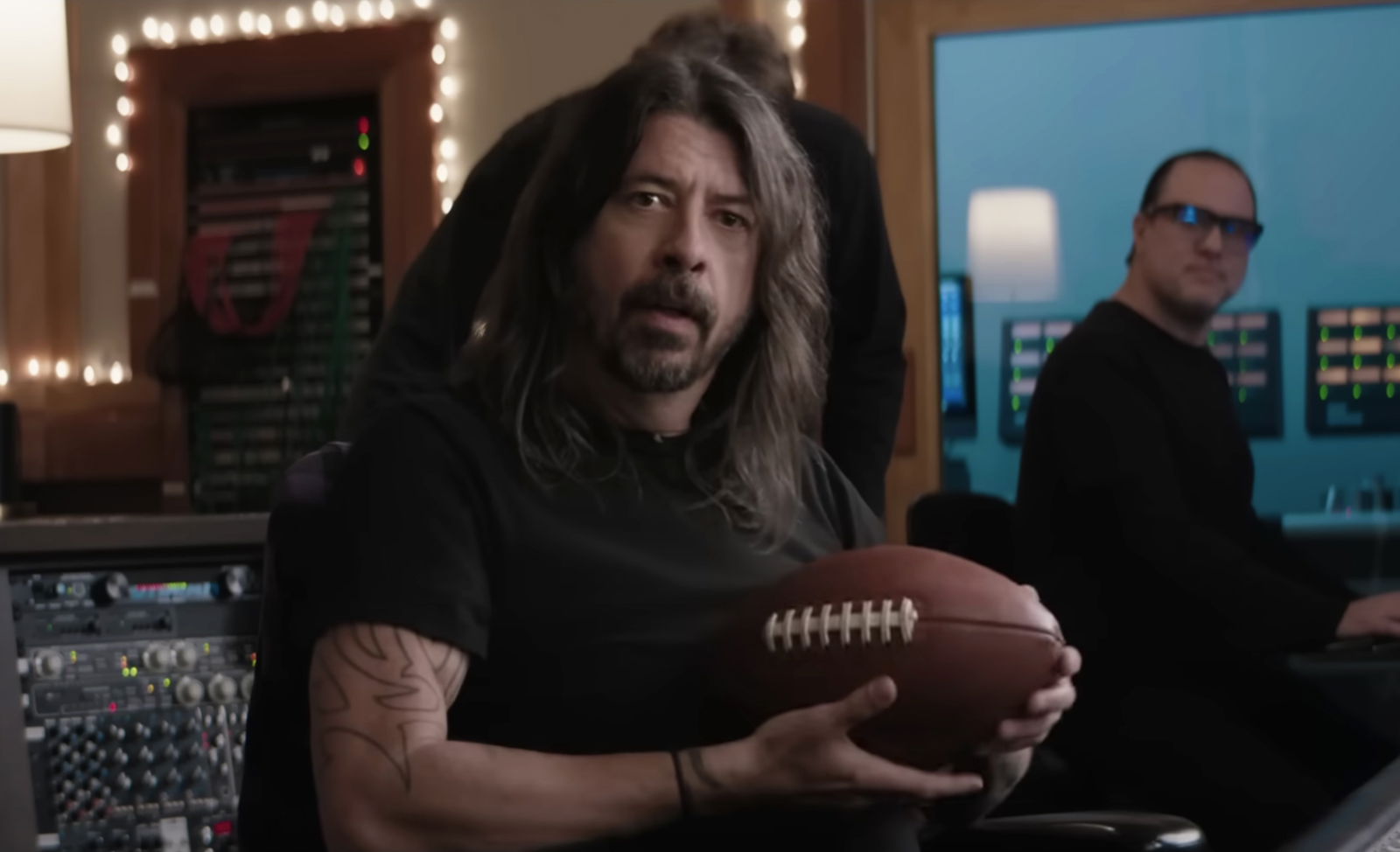 Rock legend Dave Grohl thanks Canada for inventing football in Super ...